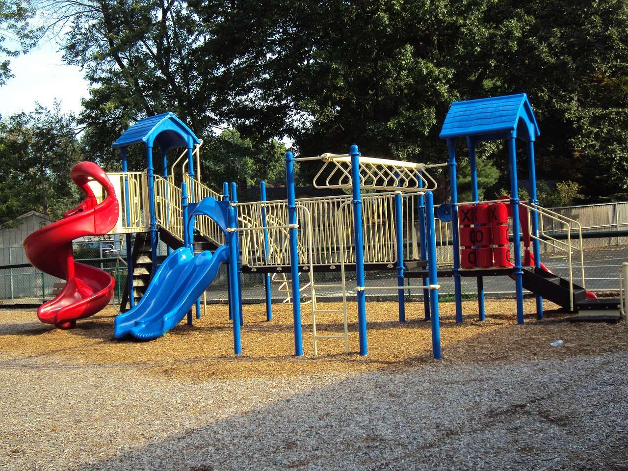 Pea Gravel vs Rubber Mulch vs Wood Chips: Which Is Best For Playground ...